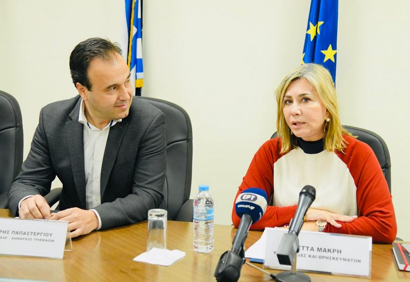 Ζ. Μακρή και Δ. Παπαστεργίου παραδίδουν υλικό ρομποτικής σε 1821 ...