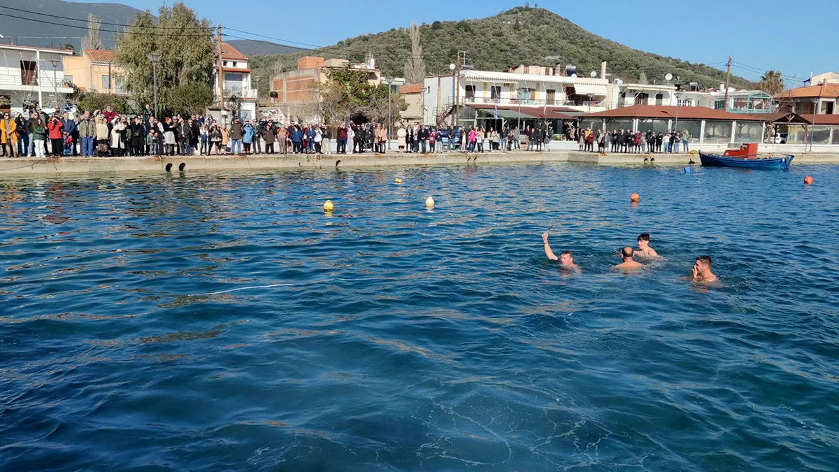 Ο Γιάννης Παπαοικονόμου έπιασε τον Σταυρό στο Πηγάδι Πτελεού - Λαός της ...