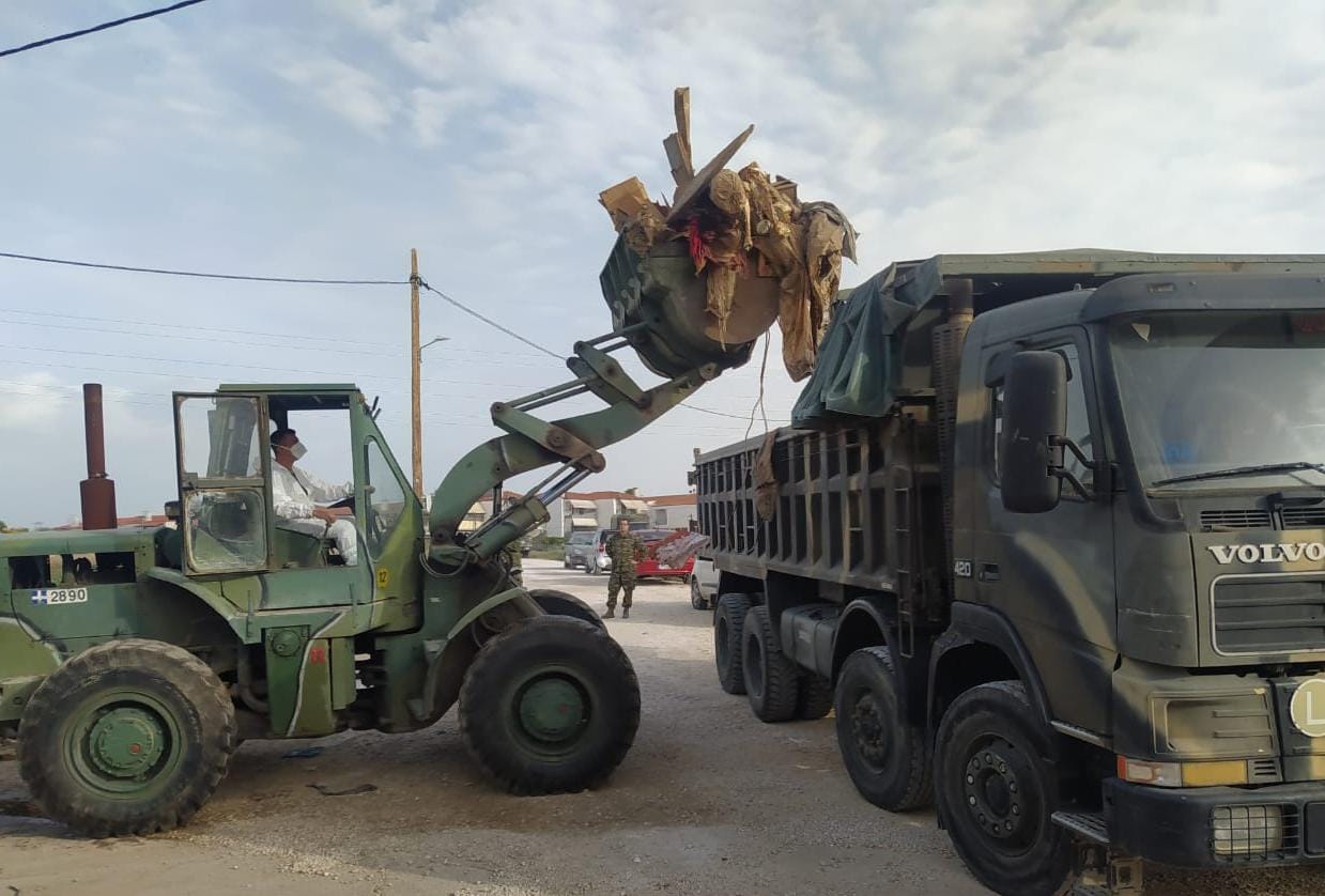 Συνεργεία του Στρατού επιχειρούν για την αποκομιδή ογκωδών μετά από ...