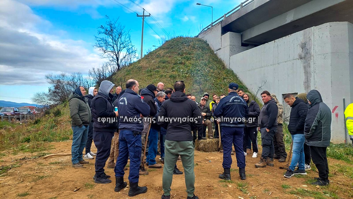Προειδοποιητικό μπλόκο σε ανενεργό τμήμα της ΠΑΘΕ από τους αγρότες του ...