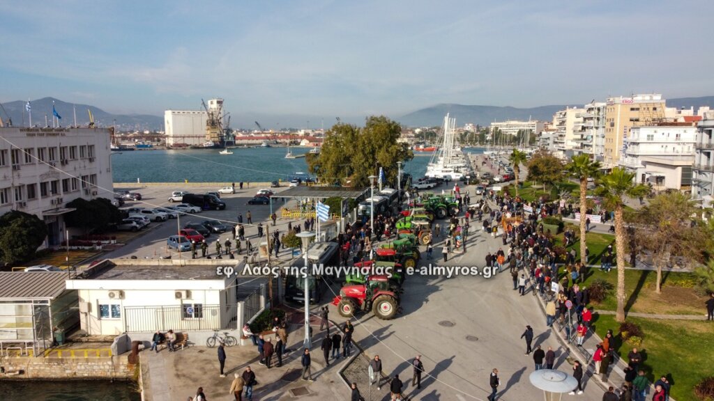 Εικόνες από τον αποκλεισμό στο λιμάνι του Βόλου - Πολλοί οι αλληλέγγυοι ...