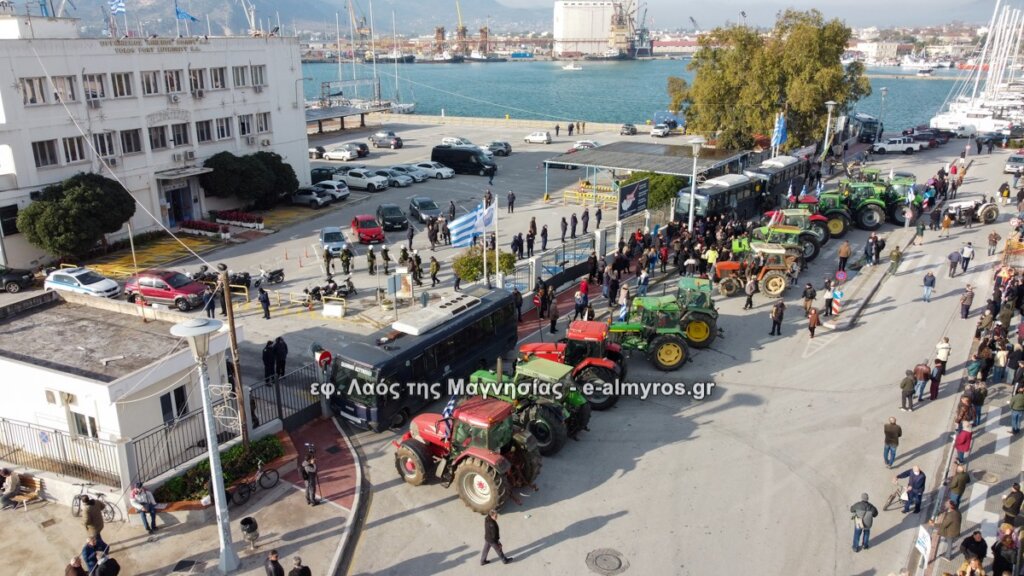Εικόνες από τον αποκλεισμό στο λιμάνι του Βόλου - Πολλοί οι αλληλέγγυοι ...