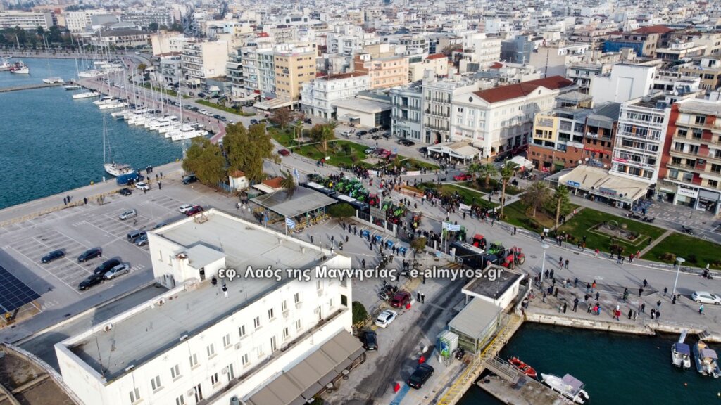 Εικόνες από τον αποκλεισμό στο λιμάνι του Βόλου - Πολλοί οι αλληλέγγυοι ...