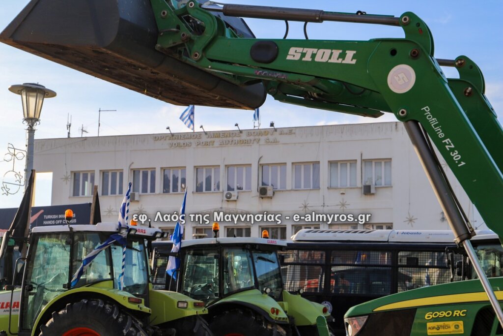 Εικόνες από τον αποκλεισμό στο λιμάνι του Βόλου - Πολλοί οι αλληλέγγυοι ...